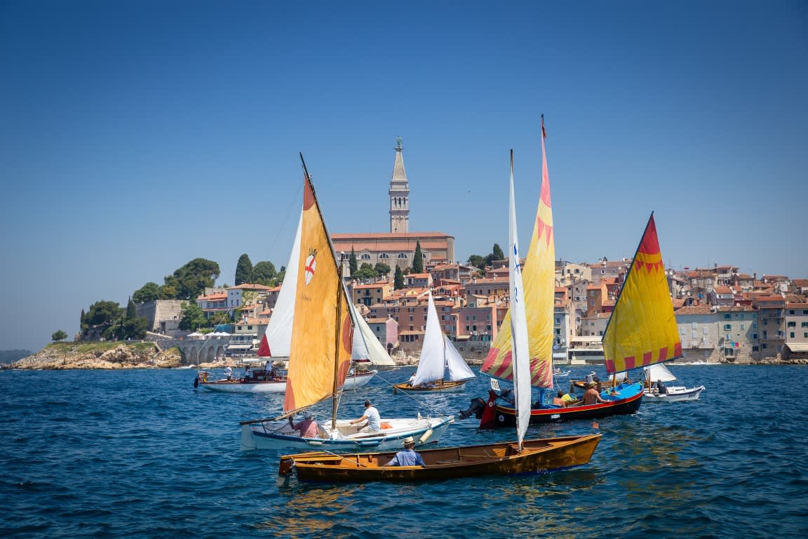 ROVIGNO: L'arte di navigare in batana con le vele latine e al terzo è ...