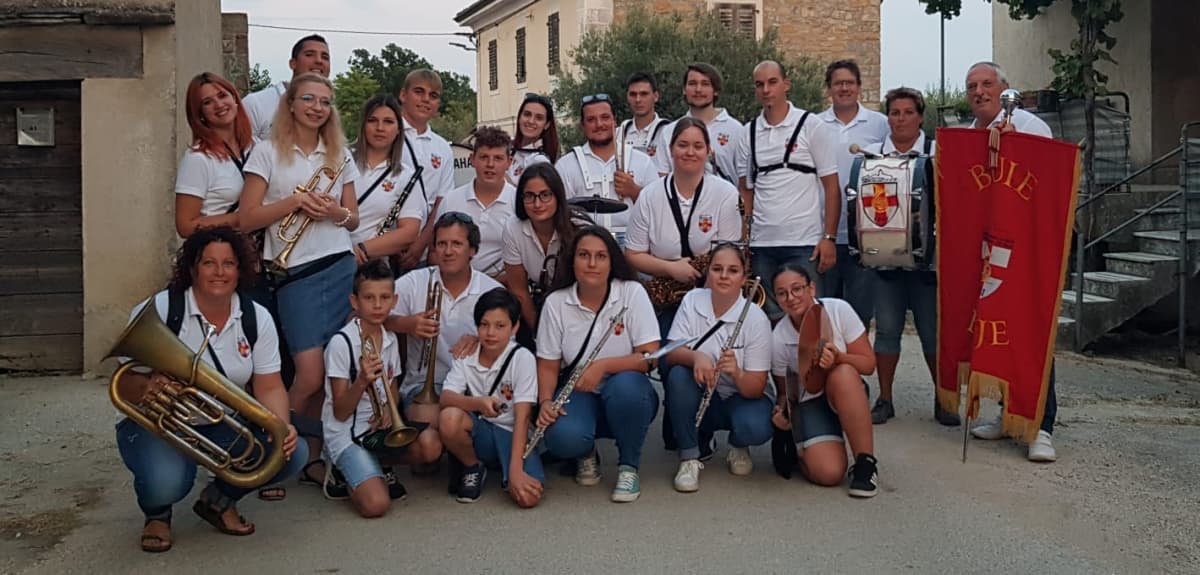 (VIDEO) ORIGINALE E FUORI DAGLI SCHEMI La Banda d'ottoni della Comunità ...