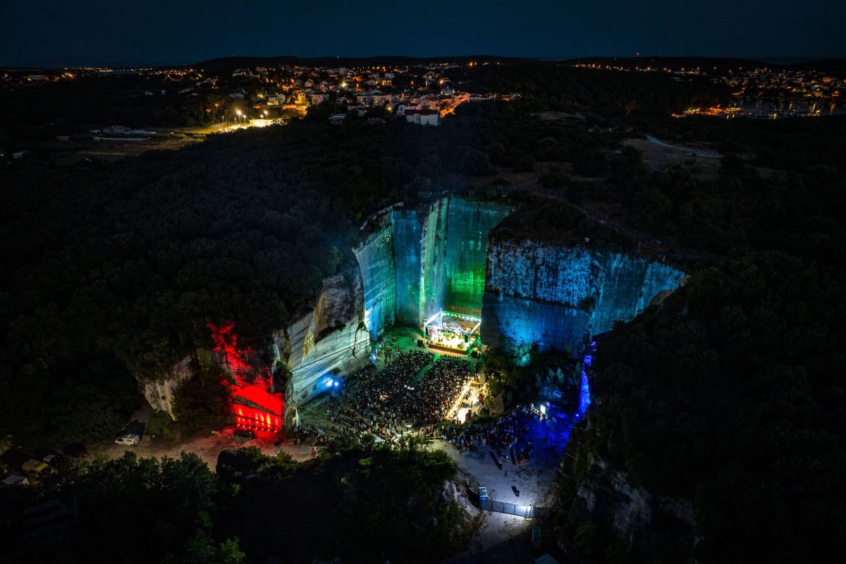Festival Rocks&Stars @ Cave Romane – spektakl kulture i solidarnosti ...