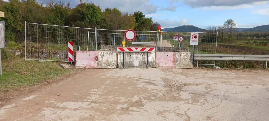 Zatvara se stara cesta Ponte Porton - Livade. Most nije izdržao navalu ...