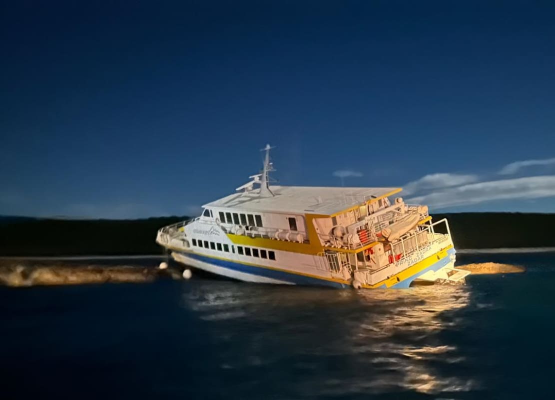 DOŠAO JE PREBRZO, U BROD UŠLO MORE: Katamaran Princ Zadra nasukao se na ...