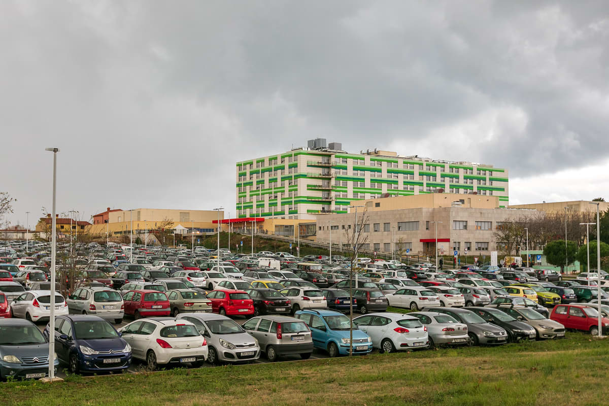 PULA: Parkiralište opće bolnice koriste svi, stoga često nema mjesta za ...
