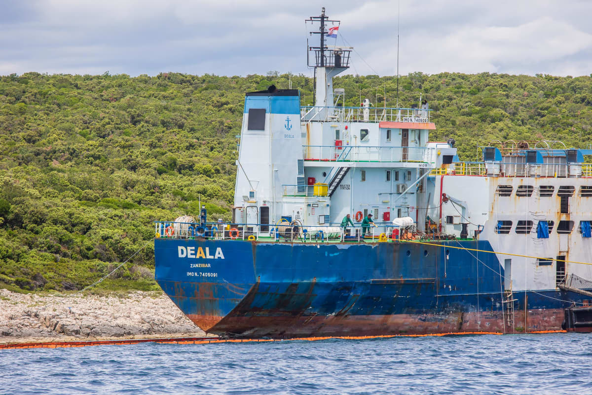 Pola godine od nasukavanja u Raškom zaljevu trup broda Deala počeo ...
