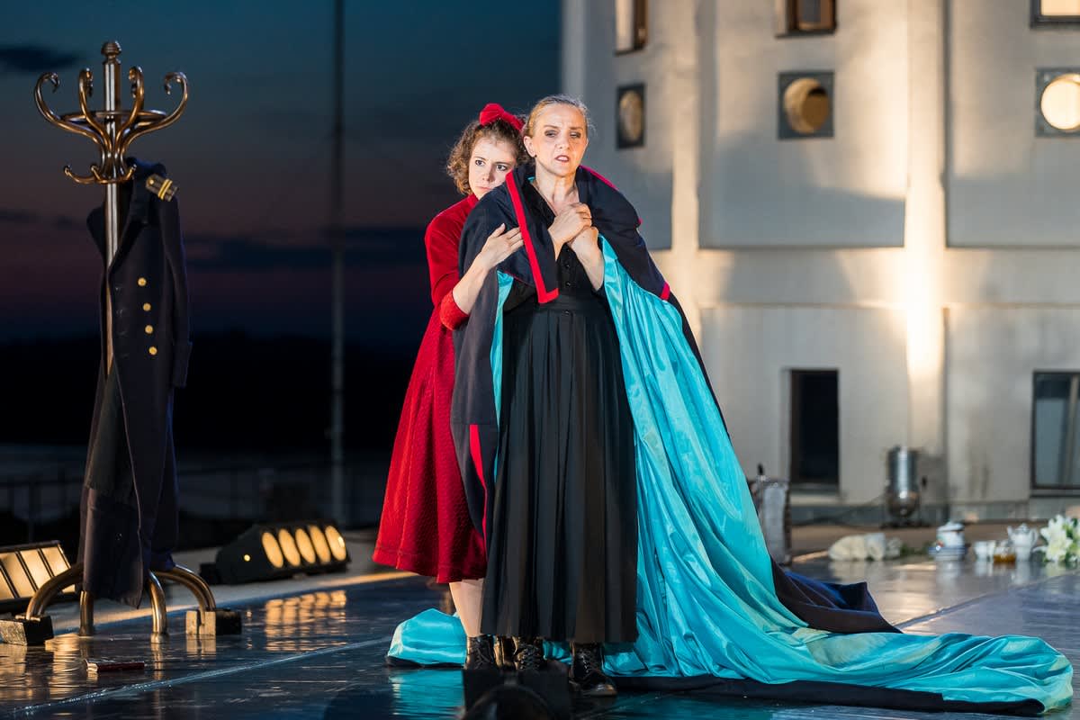 Selma Alispahić za ulogu Majke/Oca u predstavi „Žena himna“ osvojila ...