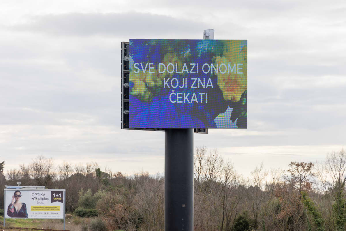Ponovno svijetli reklamni pano na ulazu u Vodnjan: "SVE DOLAZI ONOME ...