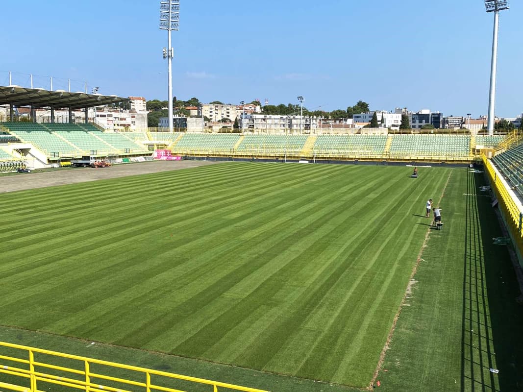 Pri kraju postavljanje novog travnjaka na stadionu Aldo Drosina - Istra24