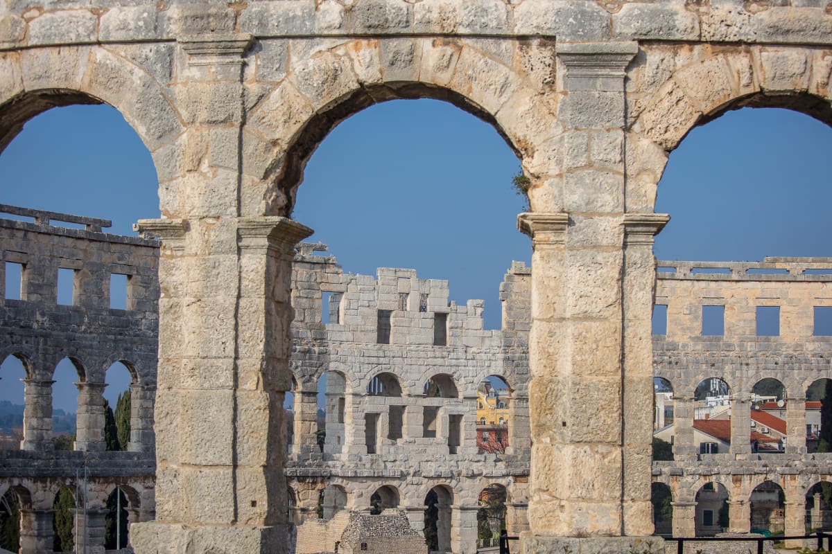 PULSKA ARENA Za zabavu Renaulta u lipnju 2024. Arheološki muzej Istre ...