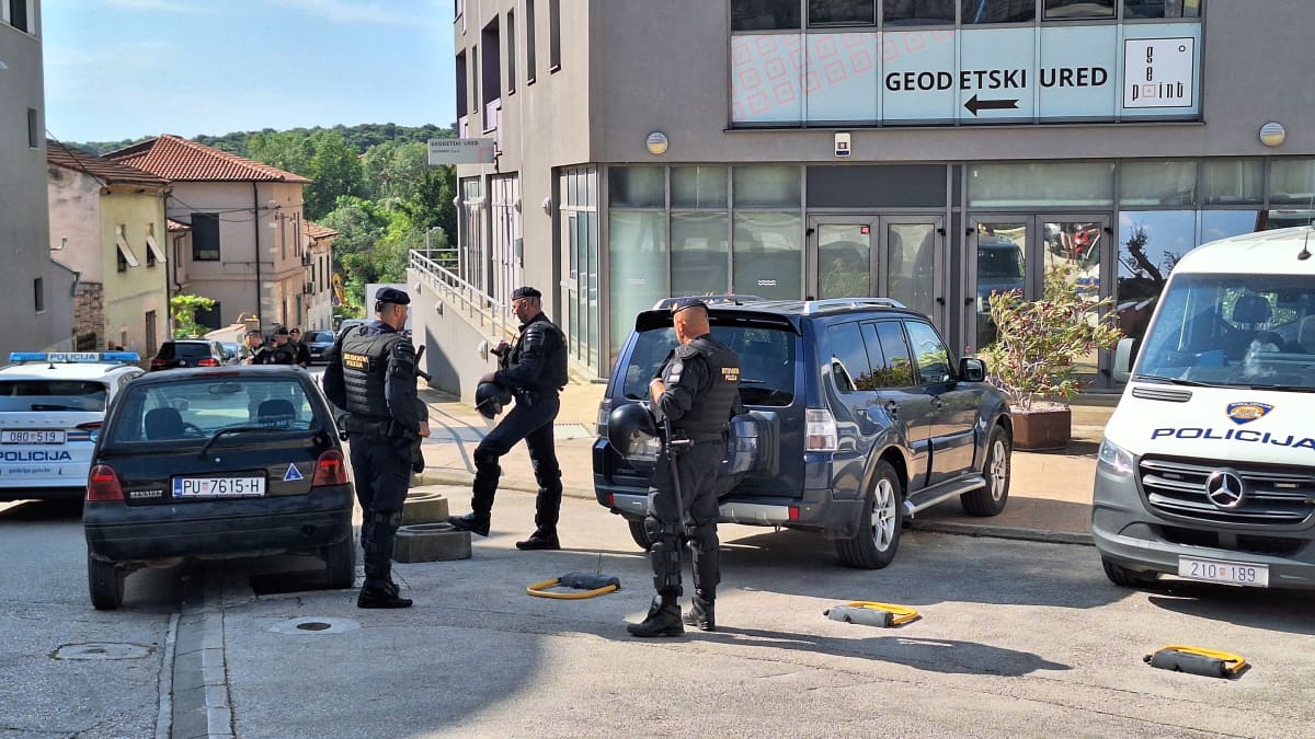 SLUČAJ POREČANKA Nakon što je jučer policija uhitila deset osoba, danas se deložacija nastavlja ...