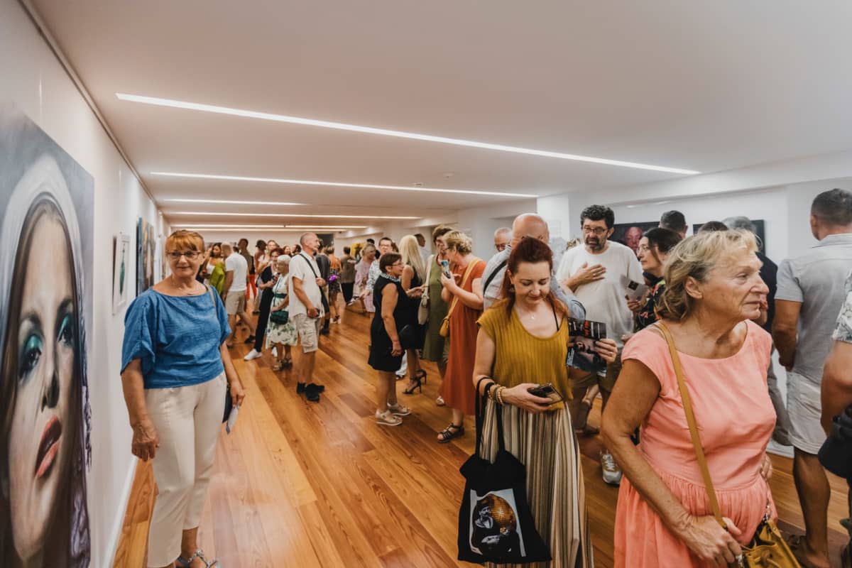 U galeriji Pet kula u Motovunu vođenje kroz izložbu MA DE Eugena ...