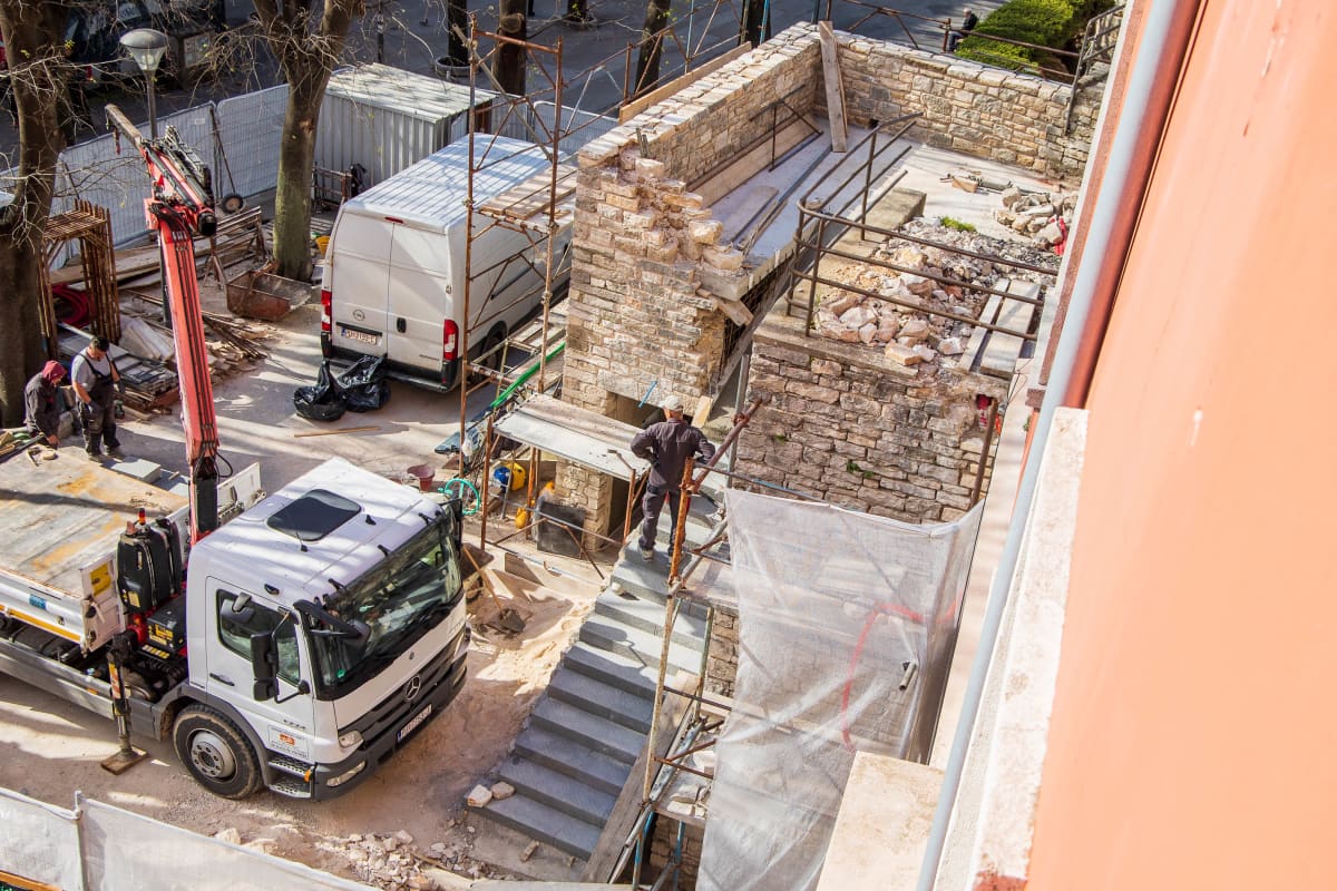 (FOTO) ZAVIRITE 'ISPOD' ZIDINA! Počelo postavljanje obnovljenih ...