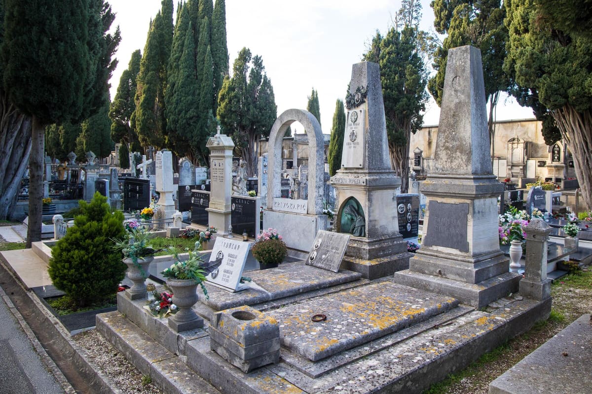 SMRT JE SKUPA Stare grobnice na pulskom groblju dostižu cijenu i do 25 ...