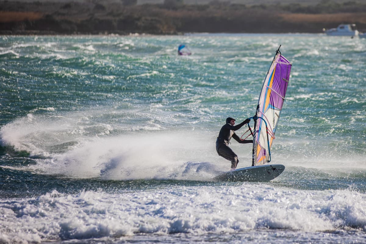 (FOTO) RAJ ZA SURFERE! Ples na valovima u ližnjanskoj uvali Kuje - Istra24