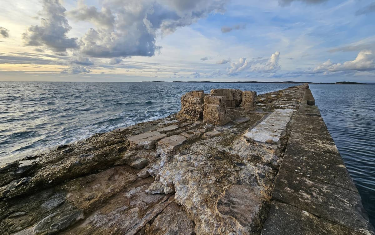 Rekonstruirani pulski lukobran duljine 1200 metara bit će širok osam i ...