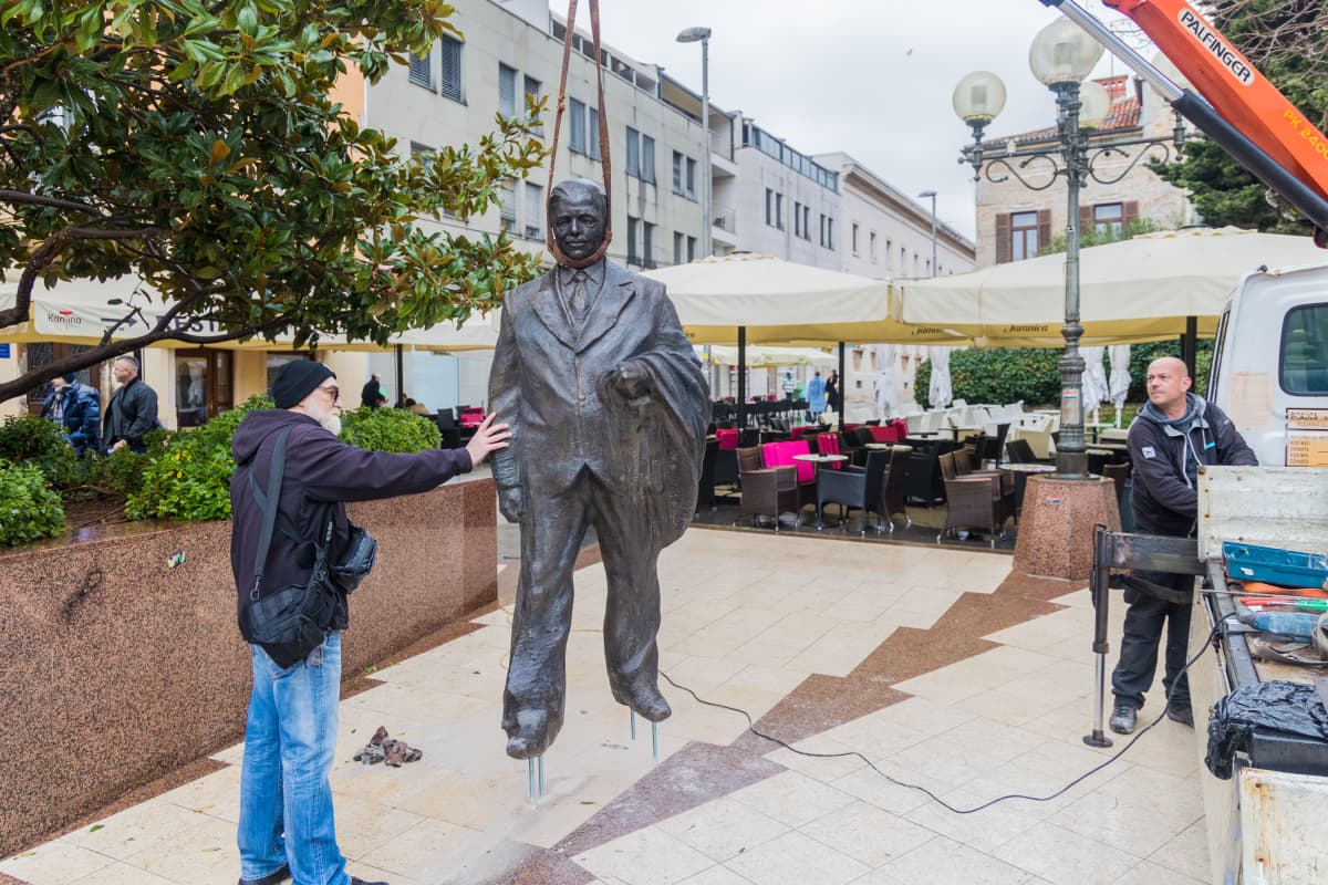 (FOTO GALERIJA) U središtu Pule postavljen kip Mate Balote - Istra24
