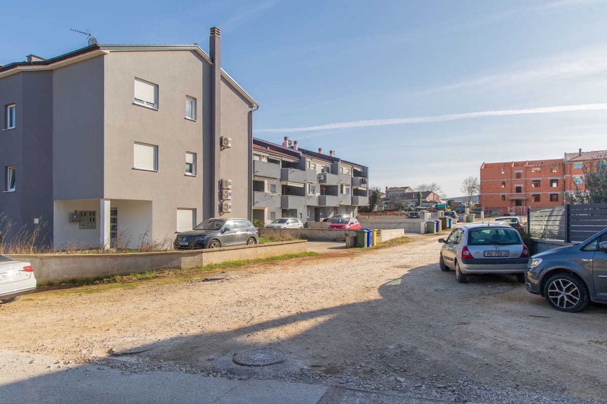 Dio jedne pulske ulice konačno dobiva asfalt i uličnu rasvjetu - Istra24