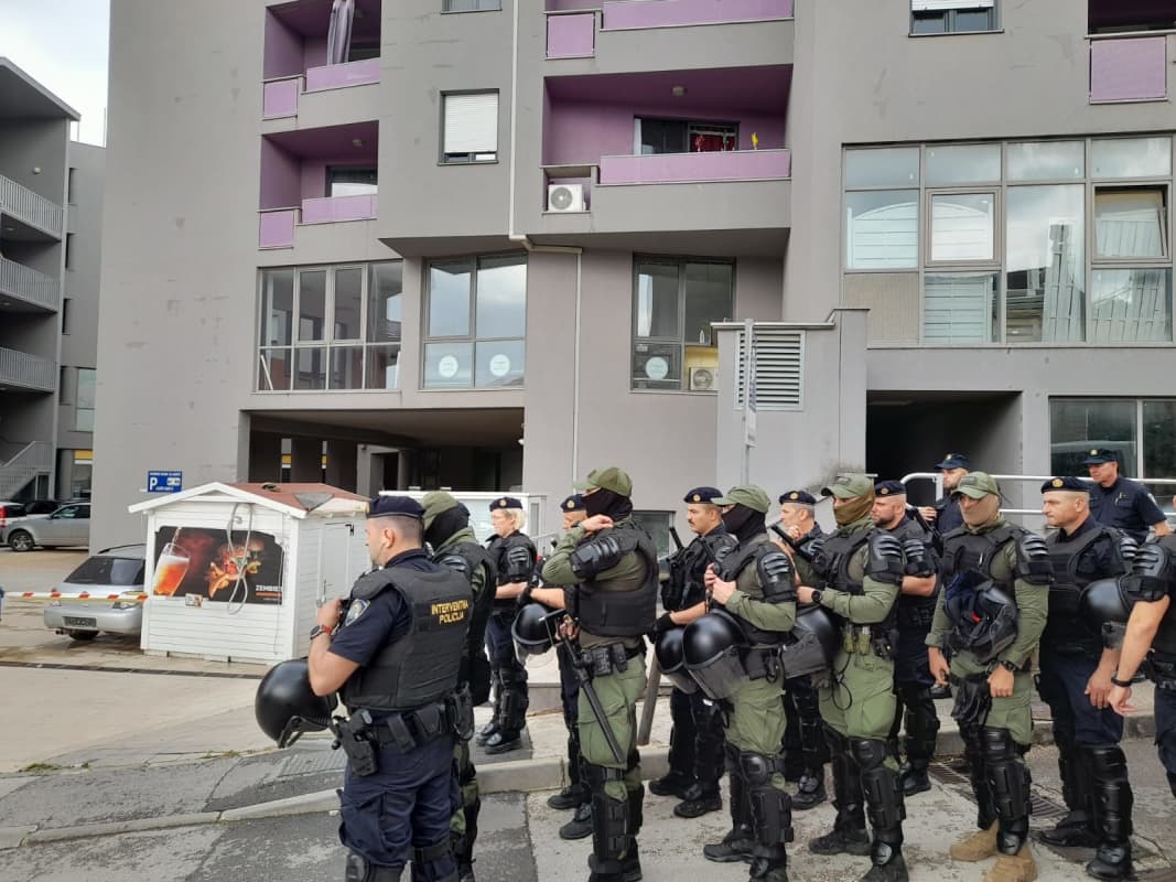 (FOTO) INTERVENTNA POLICIJA U AKCIJI Novi pokušaj deložacije iz Porečanke, bačen suzavac na ...