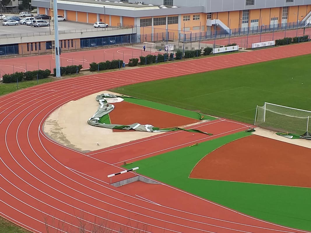 OLUJNA BURA Otpuhala zelene tepihe s novoobnovljenog stadiona na Verudi ...