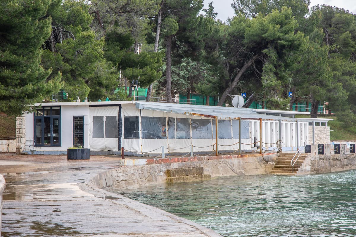 RADIO JE PREKO 30 GODINA Kultni pulski kafić „Šumi more“ odlazi u ...