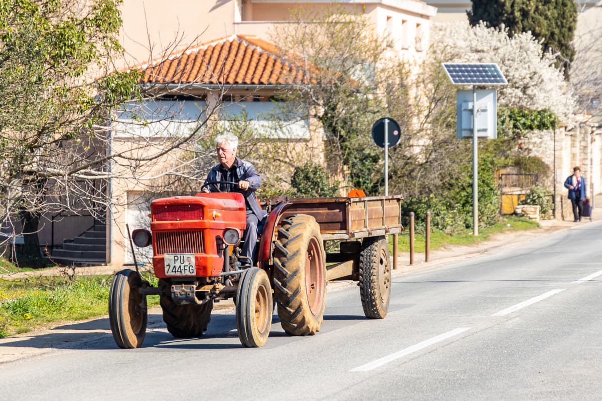 Oprez zbog prisutnosti traktora i radnih strojeva u prometu - Istra24