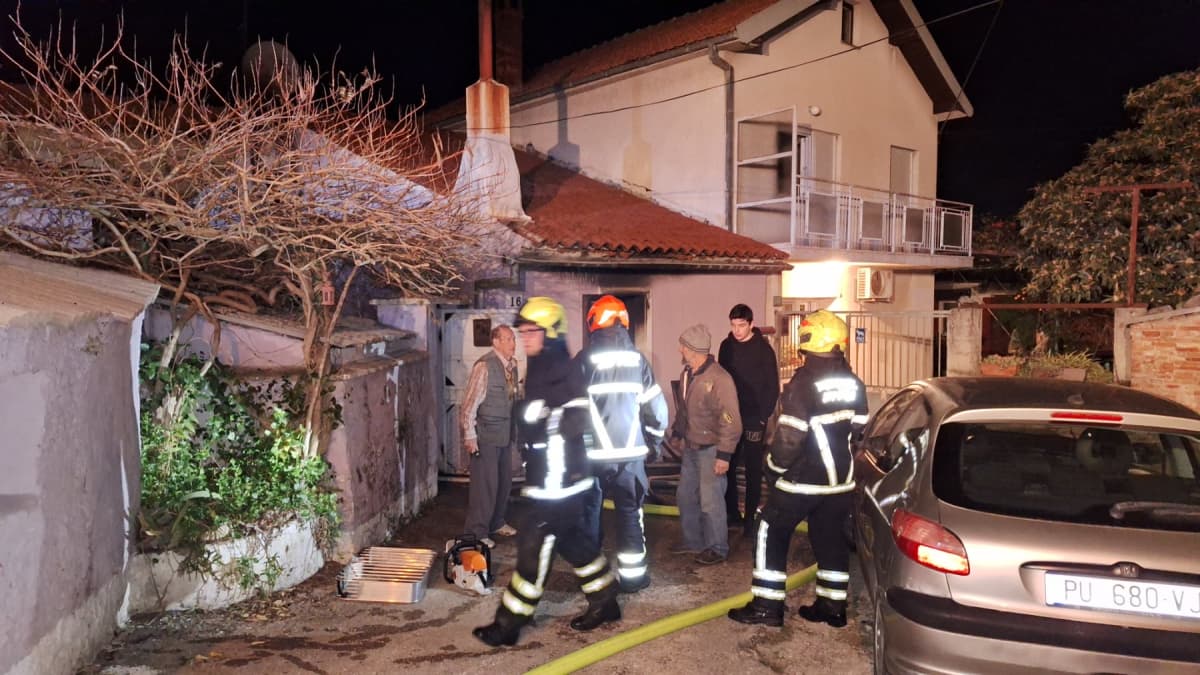 (VIDEO) Požar u obiteljskoj kući u pulskoj Šijani - Istra24