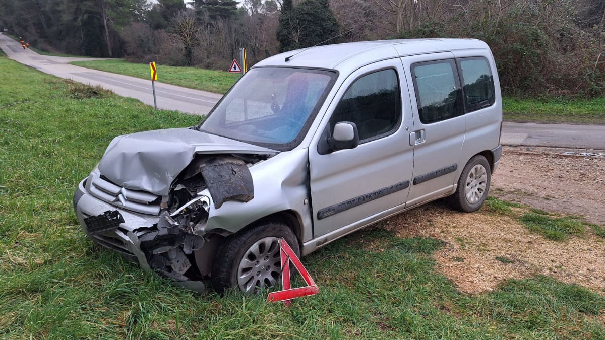 (FOTO I VIDEO) Prometna nesreća u ulici Vallelunga, sudarila se dva ...