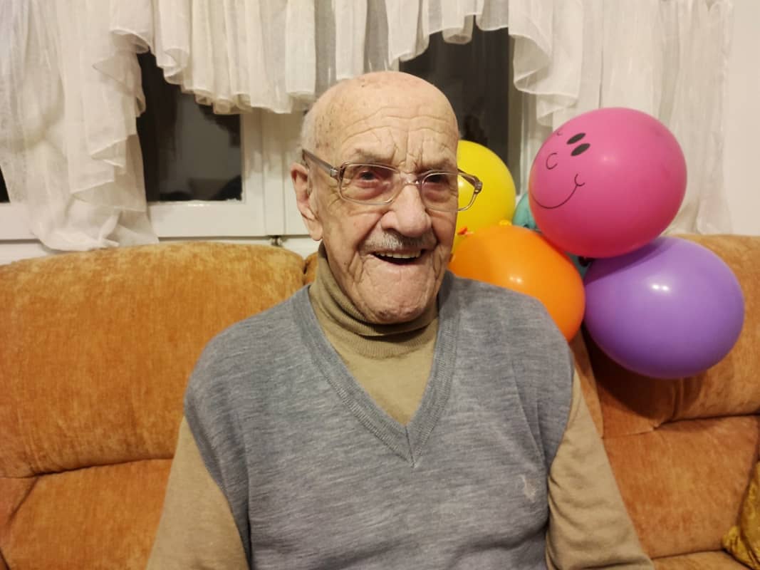 (VIDEO) KAKAV GLAS U 102. GODINI ŽIVOTA! Verudeški Bosanac srčano pjeva ...