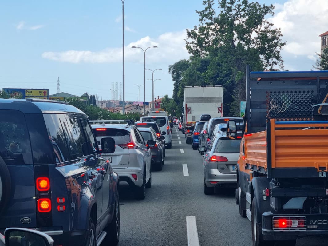 Zagužvalo se na ulazu u Pulu. U kolonama se čeka i po sat vremena - Istra24