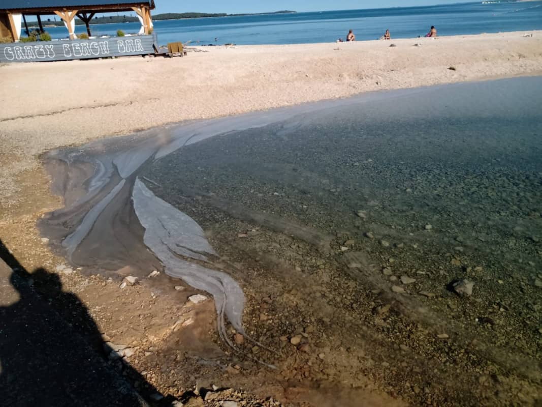 Fekalije u moru između Valbandona i Hidrobaze? - Istra24