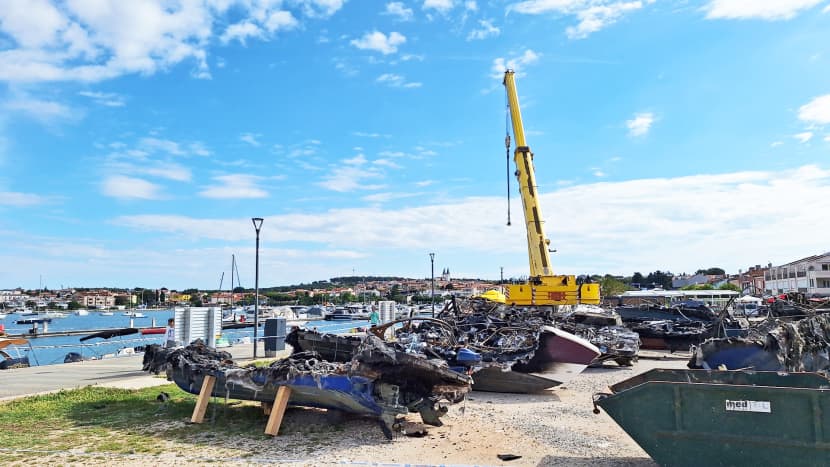 NAPOKON Izgorjele brodice u požaru u medulinskoj luci uklonjene iz ...