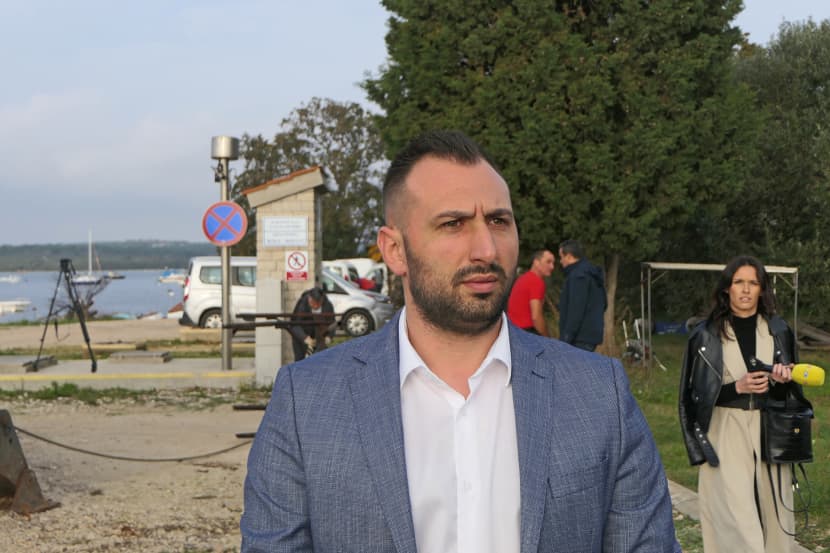 (FOTO/VIDEO) U medulinskoj uvali Burle danas je počelo uklanjanje ...