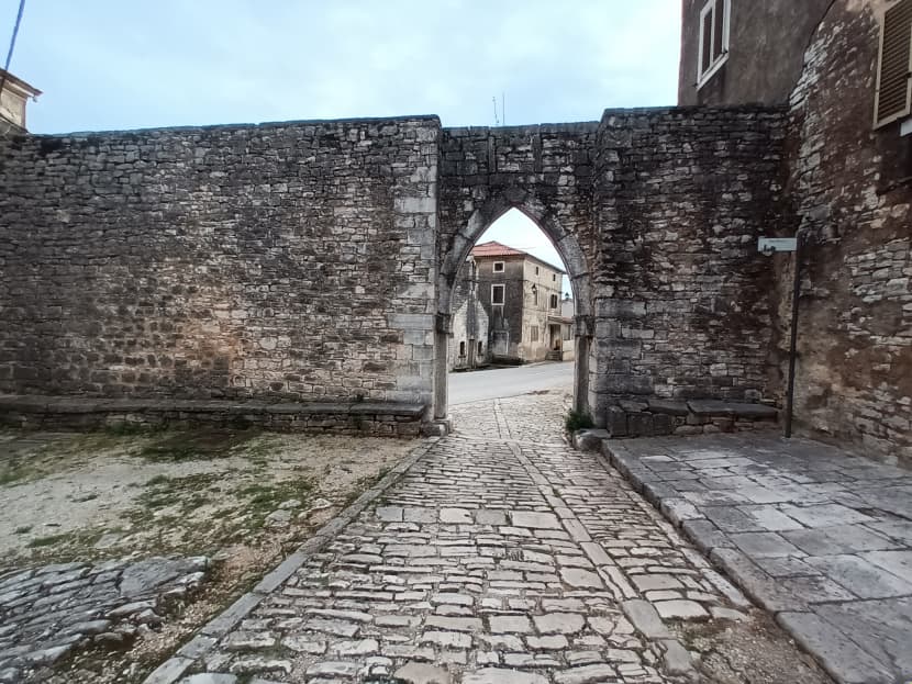 (FOTO) Kad ideš u Sveti Lovreč ideš u Grad. Grad i selo stoje jedan ...