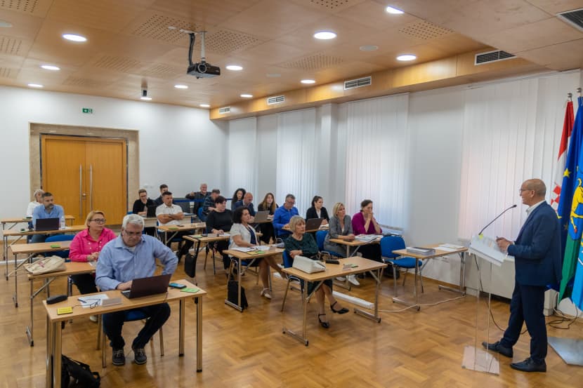 SLUČAJ PETRAM Odbijen zahtjev umaške oporbe za tematskom sjednicom o ... SLUČAJ PETRAM Odbijen zahtjev umaške oporbe za tematskom sjednicom o ...